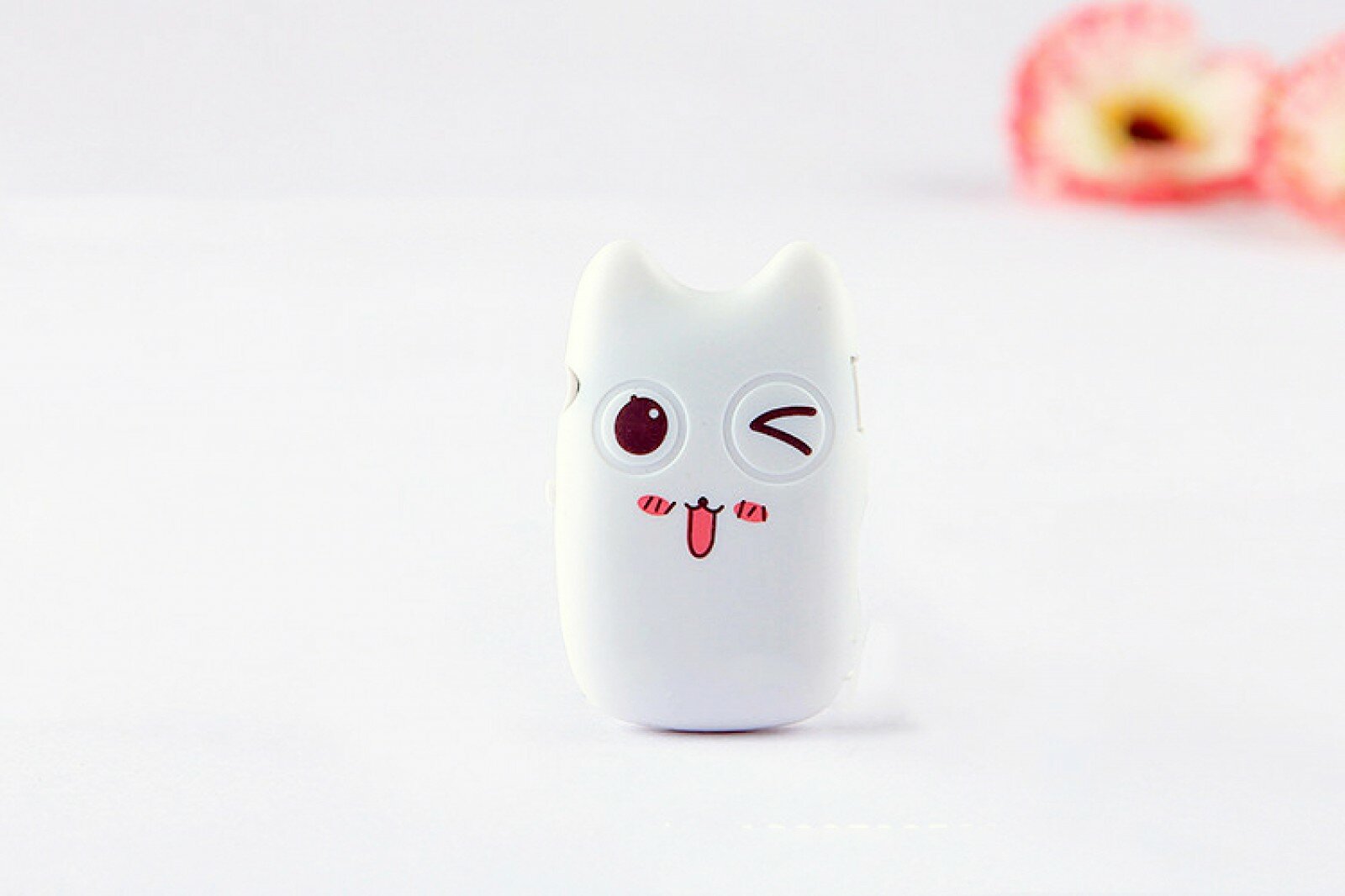 Музыкальный мини-плеер MyPads MP4/MP3 белый с аниме-дизайном для детей и подростков