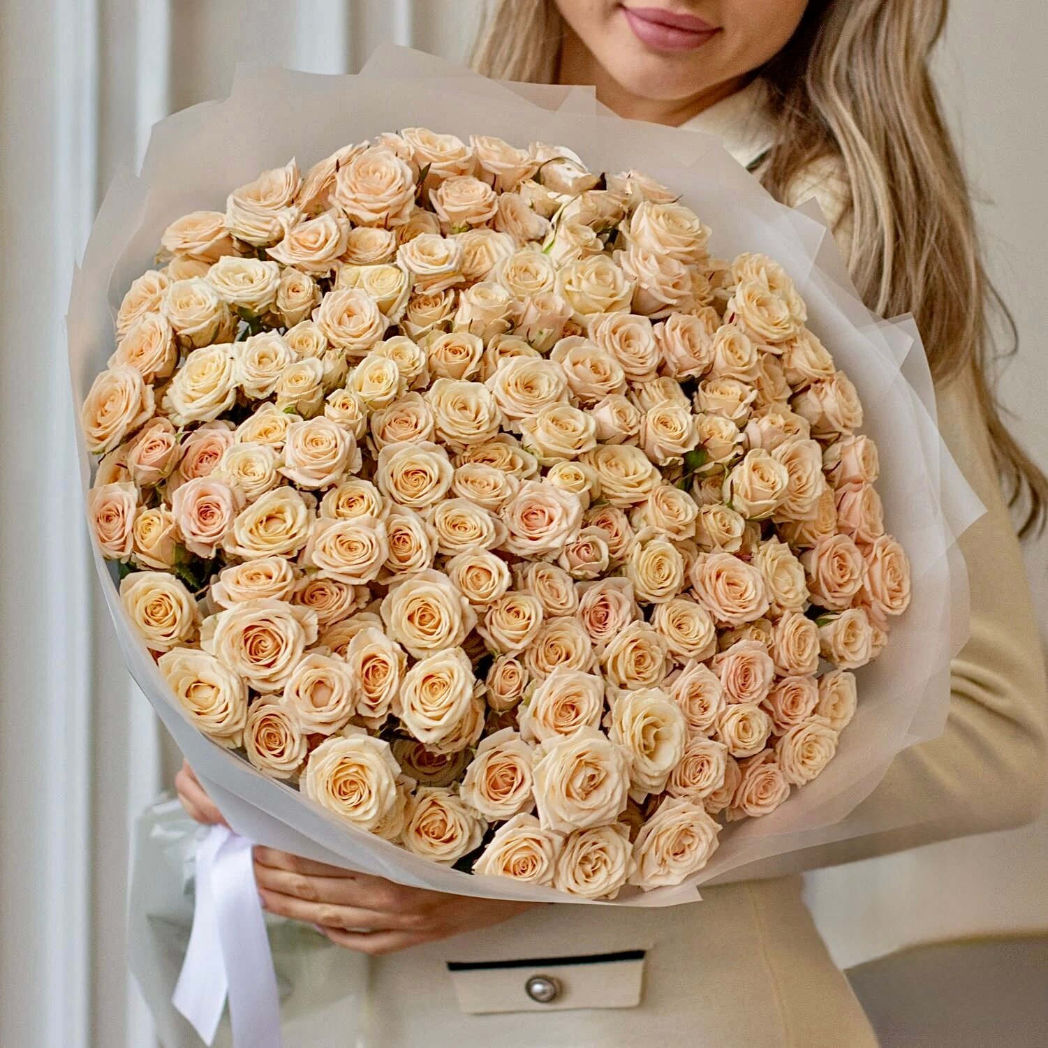 Монобукет "Кустовая роза", персиковый цвет, 49 шт, упаковка с лентой, высота 50 см