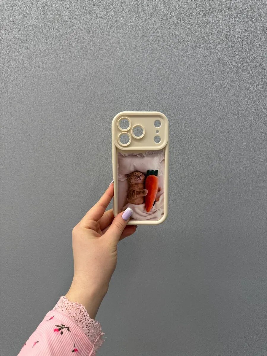 Чехол на Iphone 17 Pro, цвет бежевый, принт "Котик с морковкой" . — фото 1