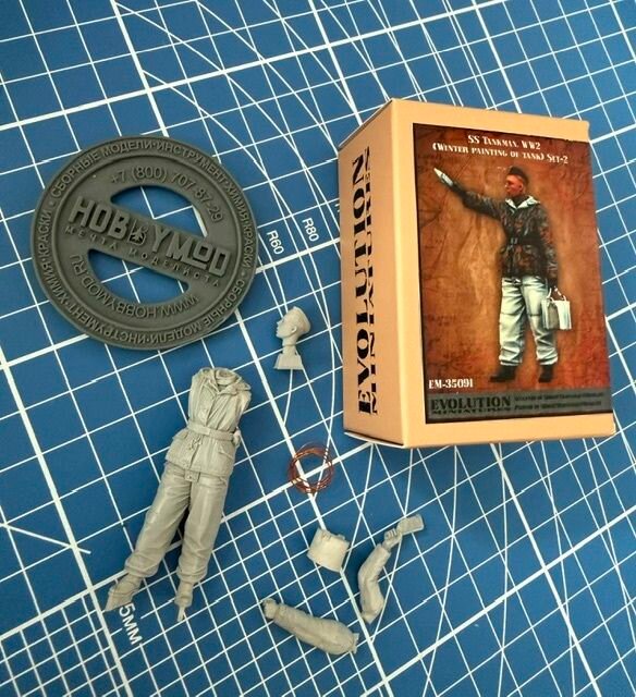 EM-35091 Фигурка для самостоятельной росписи 1:35 SS Tankman. WW2 Set-2