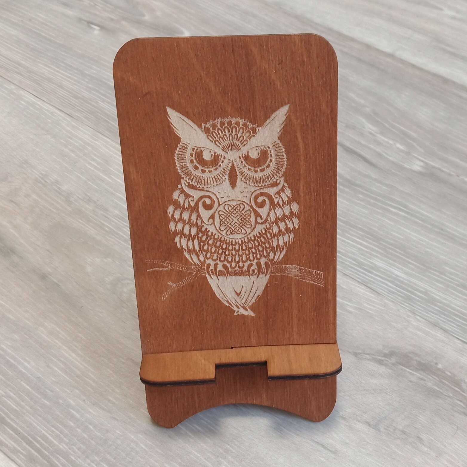 Деревянная подставка под телефон/смартфон "Суровая сова", коричневая