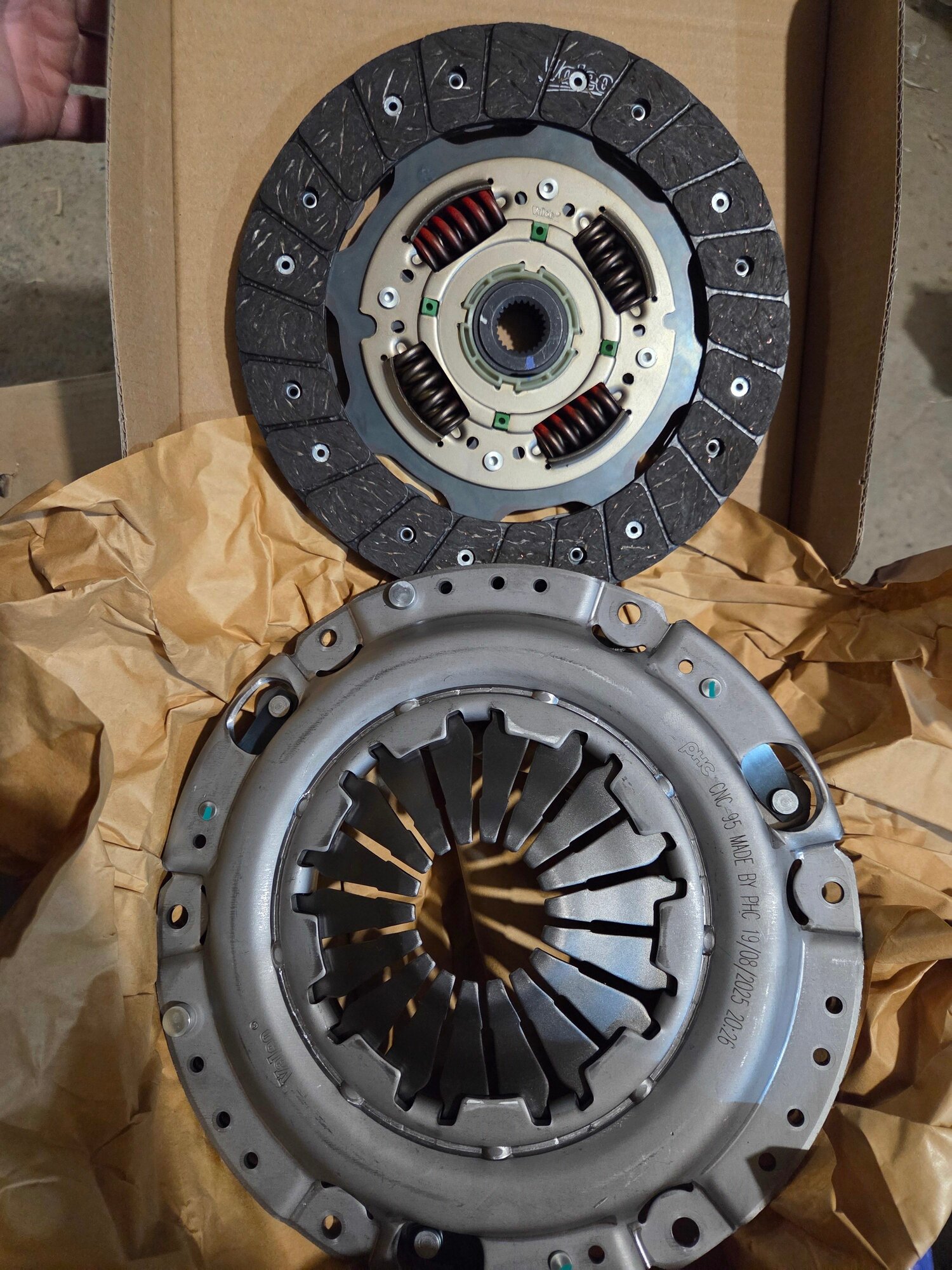 Комплект сцепления без выжимного Cruze 1.6/ 1.8 Valeo PHC CN104CNC95