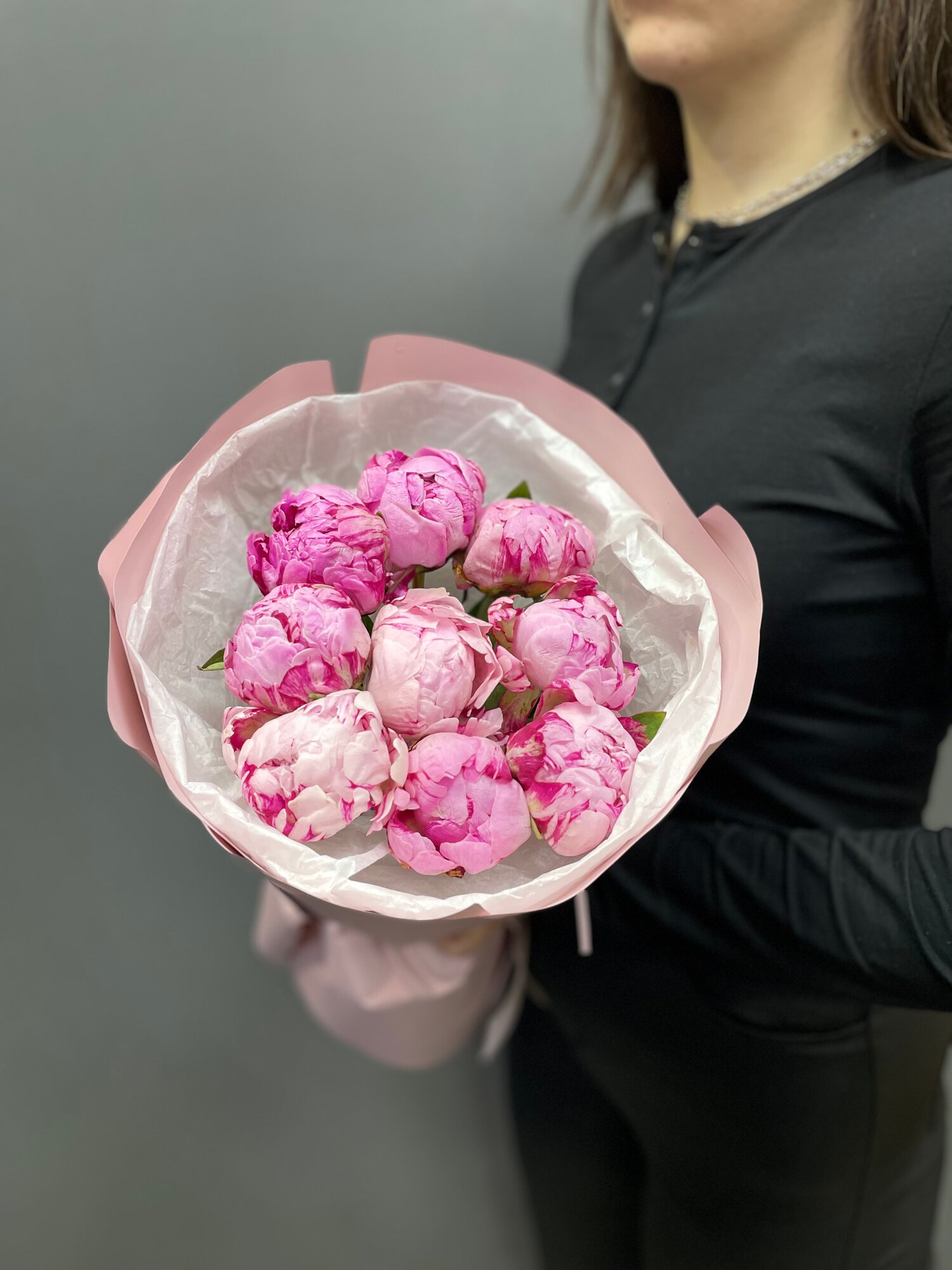 Монобукет из 9 розовых пионов Сара Бернар в розовой упаковке