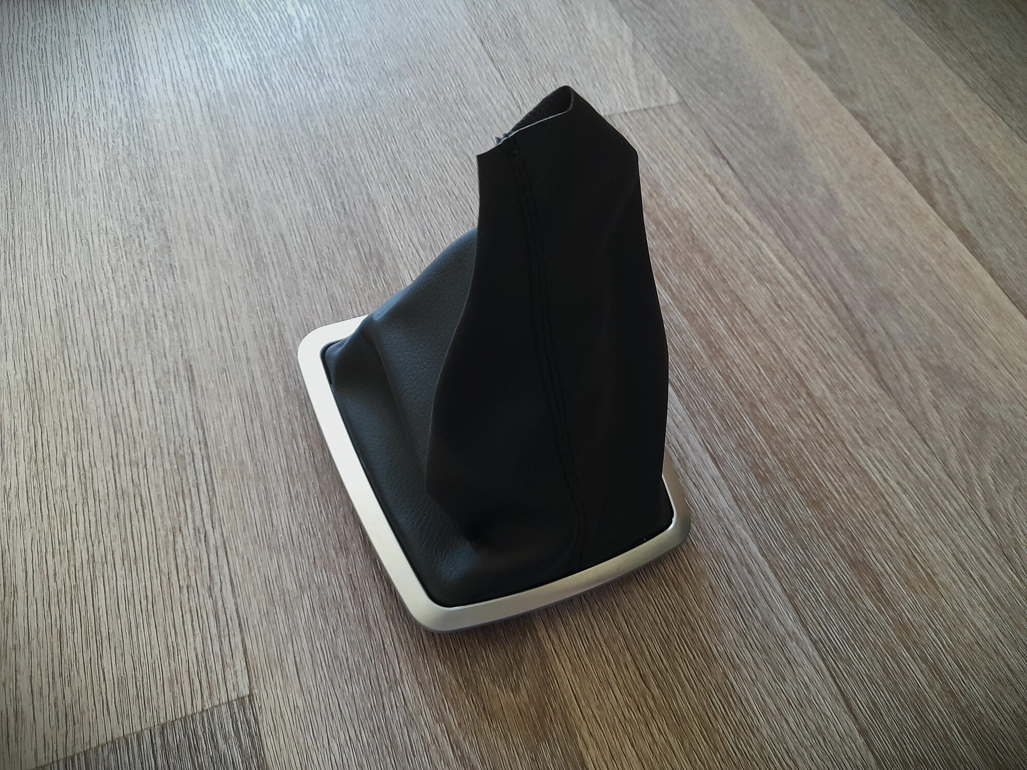 Чехол ручки МКПП на Форд Фокус 2 рестайлинг, для центральной консоли с штатным подлокотником (2008-2011 г. в.)