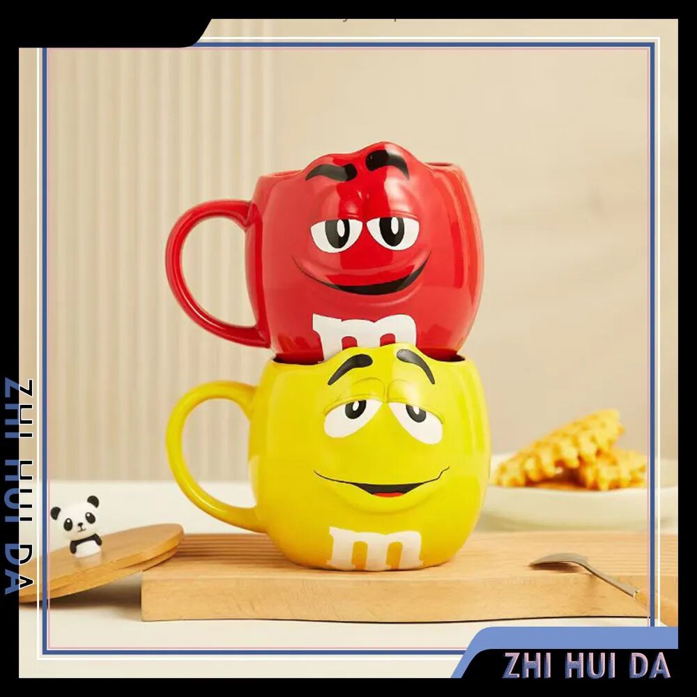 Керамическая кружка M&M's коричневая, 605 мл, с крышкой и ложкой, набор в подарочной упаковке — фото 1