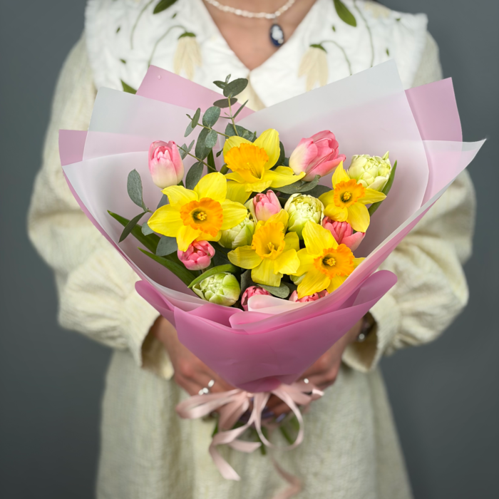 Букет Очарование весны в стильной упаковке. «365 Поводов» - живые цветы с доставкой