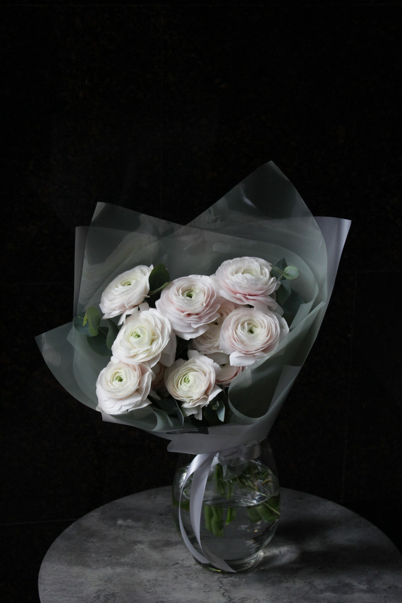 Букет из 9 ранункулюсов с эвкалиптом от студии цветов клумба. москва