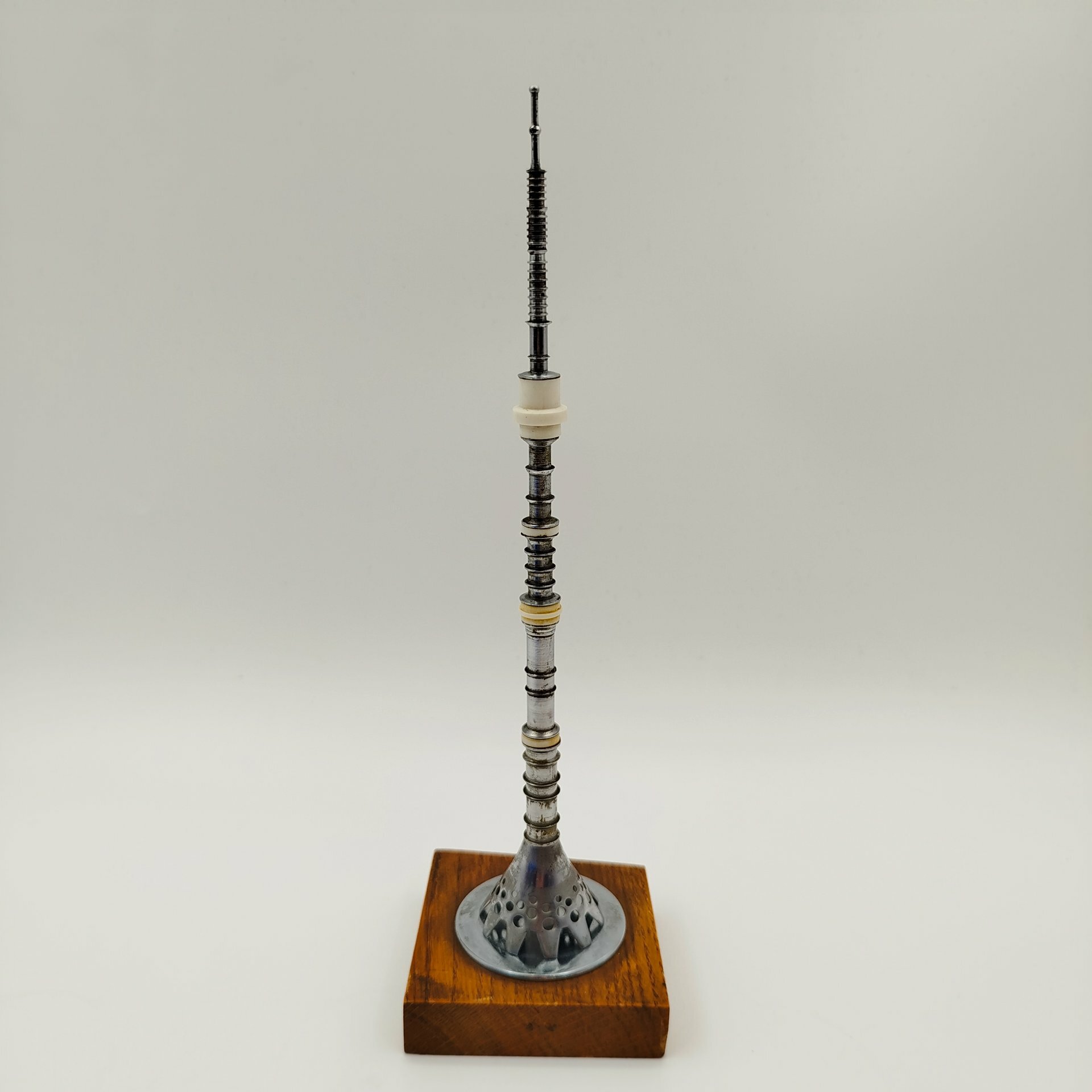 Винтажная сувенирная статуэтка "Останкинская башня", металл, пластик, дерево