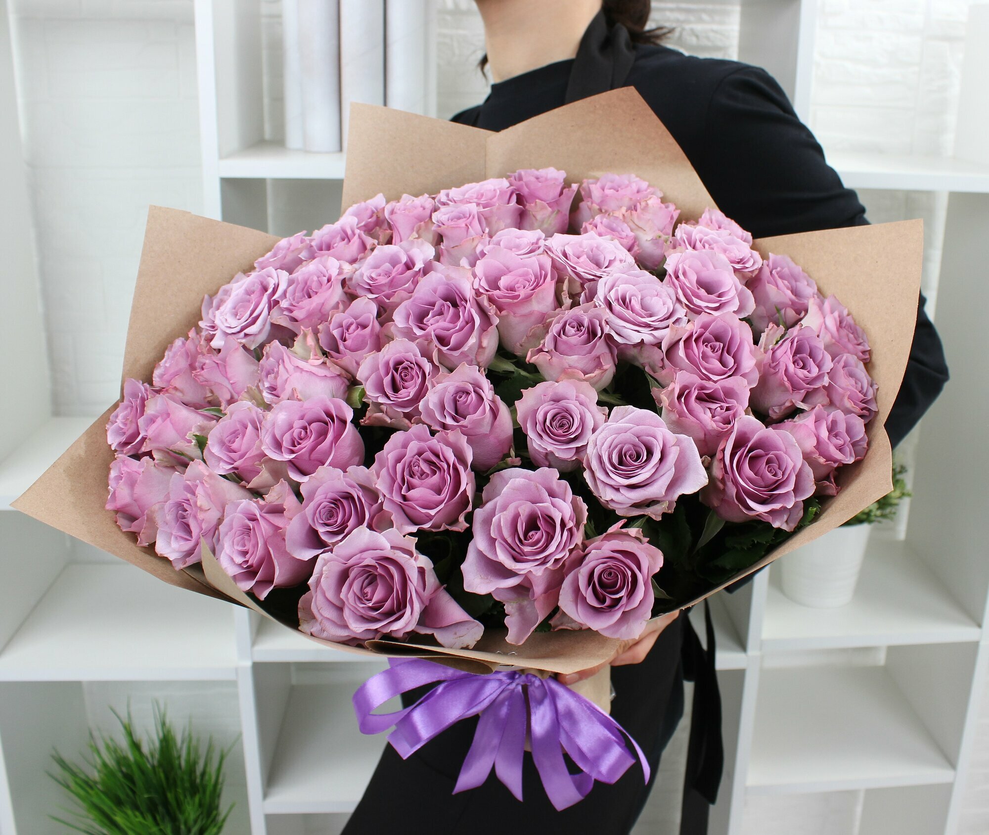 Монобукет THE FLOREAL сиреневая роза 51 штука, высота 40 см, с бантом