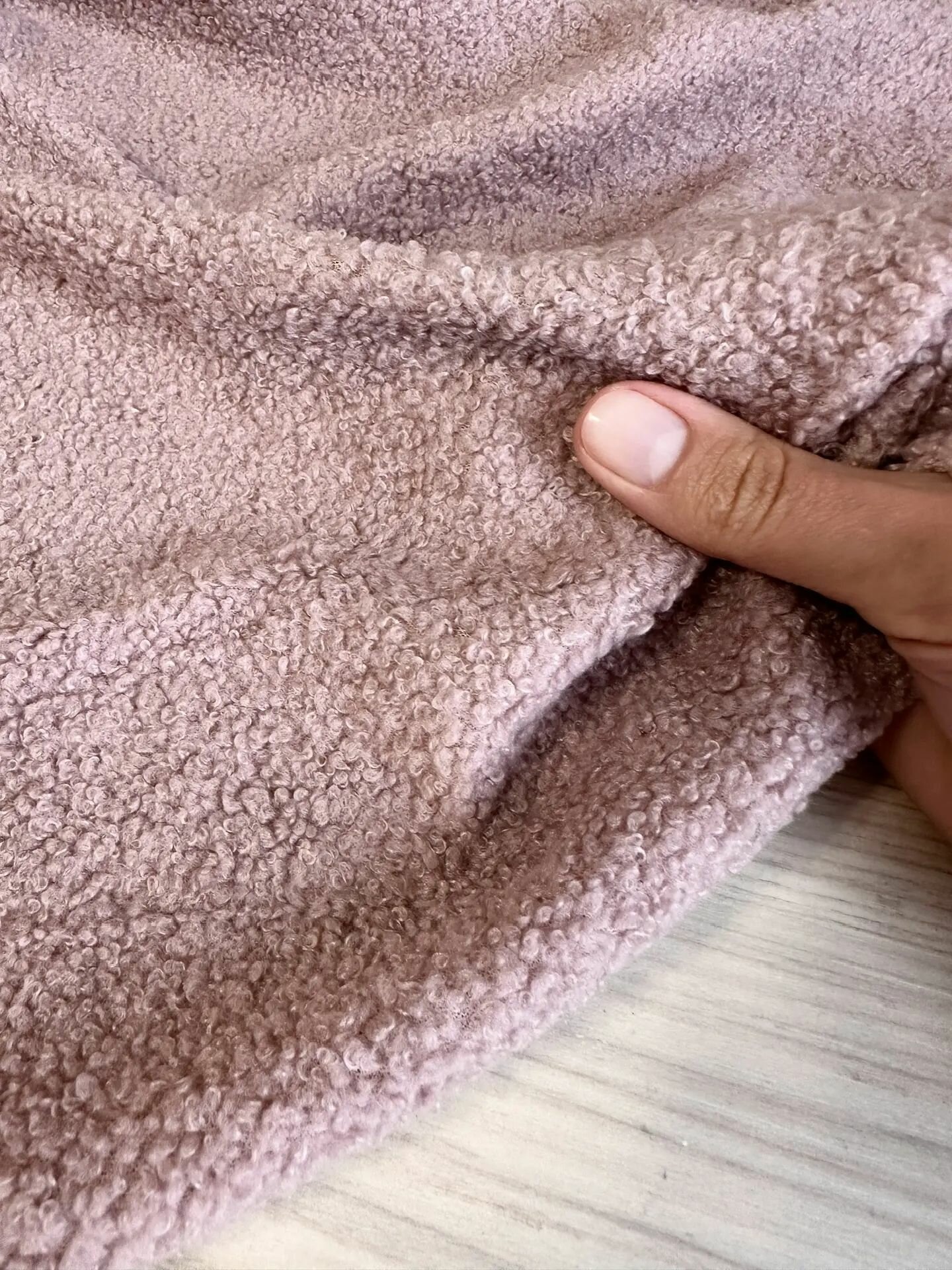 1,5 м. Мех искусственный барашка цвет пудровый розовый. Ткань для шитья и рукоделия игрушек, одежды. Ширина 160 см. Плотность 280