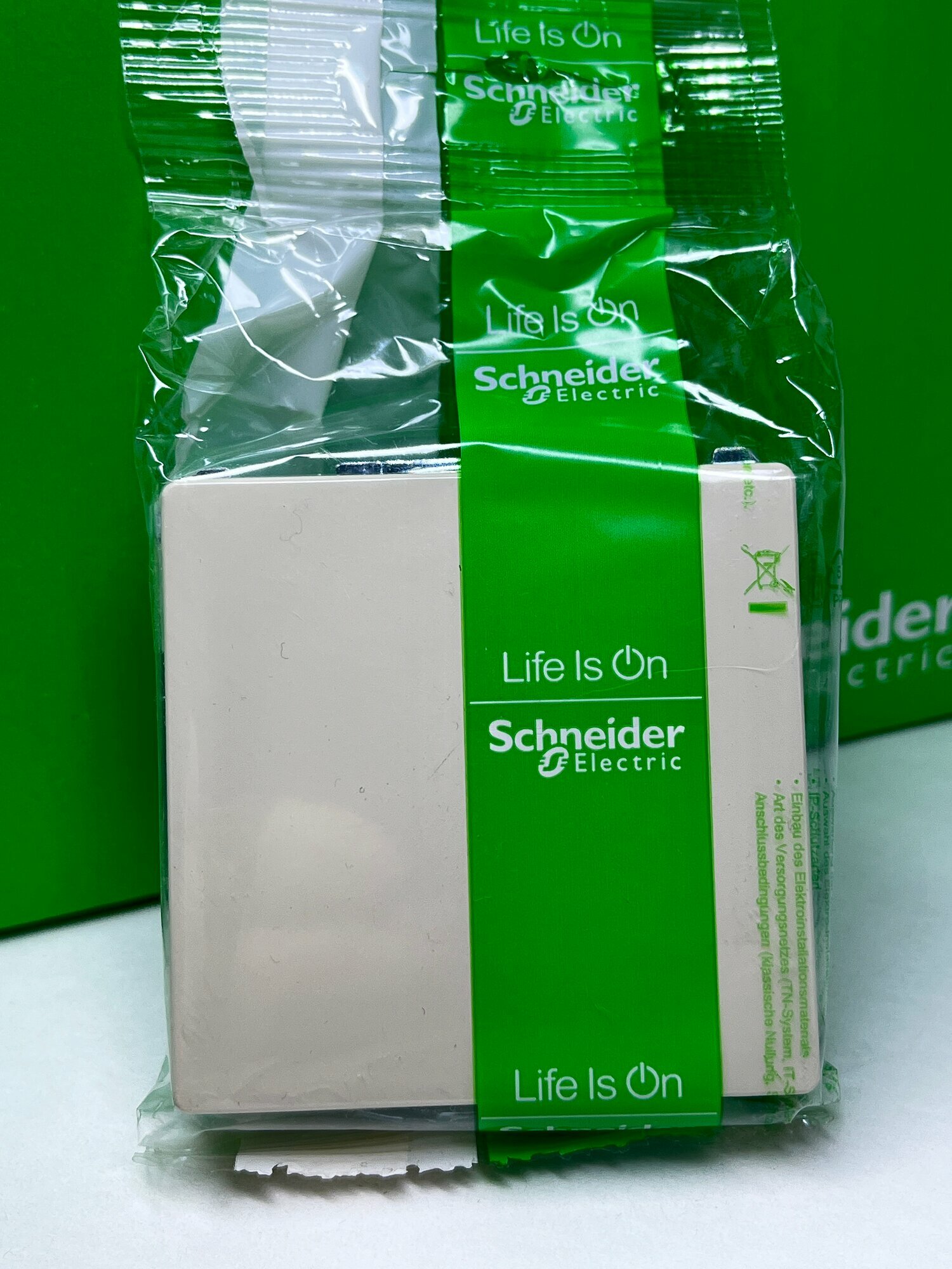 Schneider electric MTN2311-4044 MERTEN механизм розетки 16А з/к б/ шт. c крышкой бежевый, QF SD