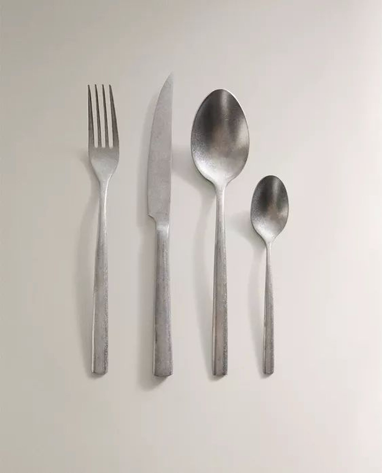 Набор из 4 столовых приборов ZARA HOME 8247/311/820 - с винтажной отделкой, 23 х 13.5 х 3 см, цвет стальной
