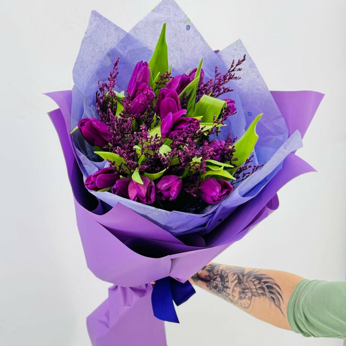 Букет тюльпанов с веточками лимониума. Цветы фиолетовые тюльпаны