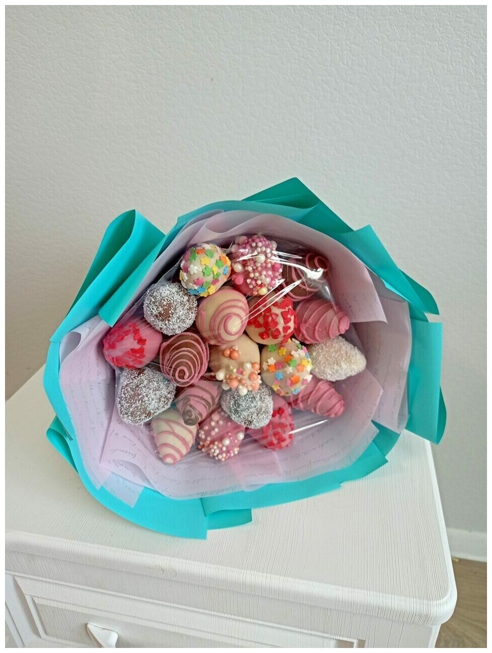 Букет «Ягодная страсть» Первой Букетной, клубника в шоколаде, авторская упаковка, 35 см