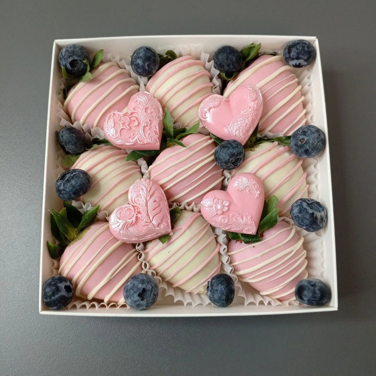 Клубника в шоколаде "9-12 Ягод", с голубикой, шоколадными сердцами