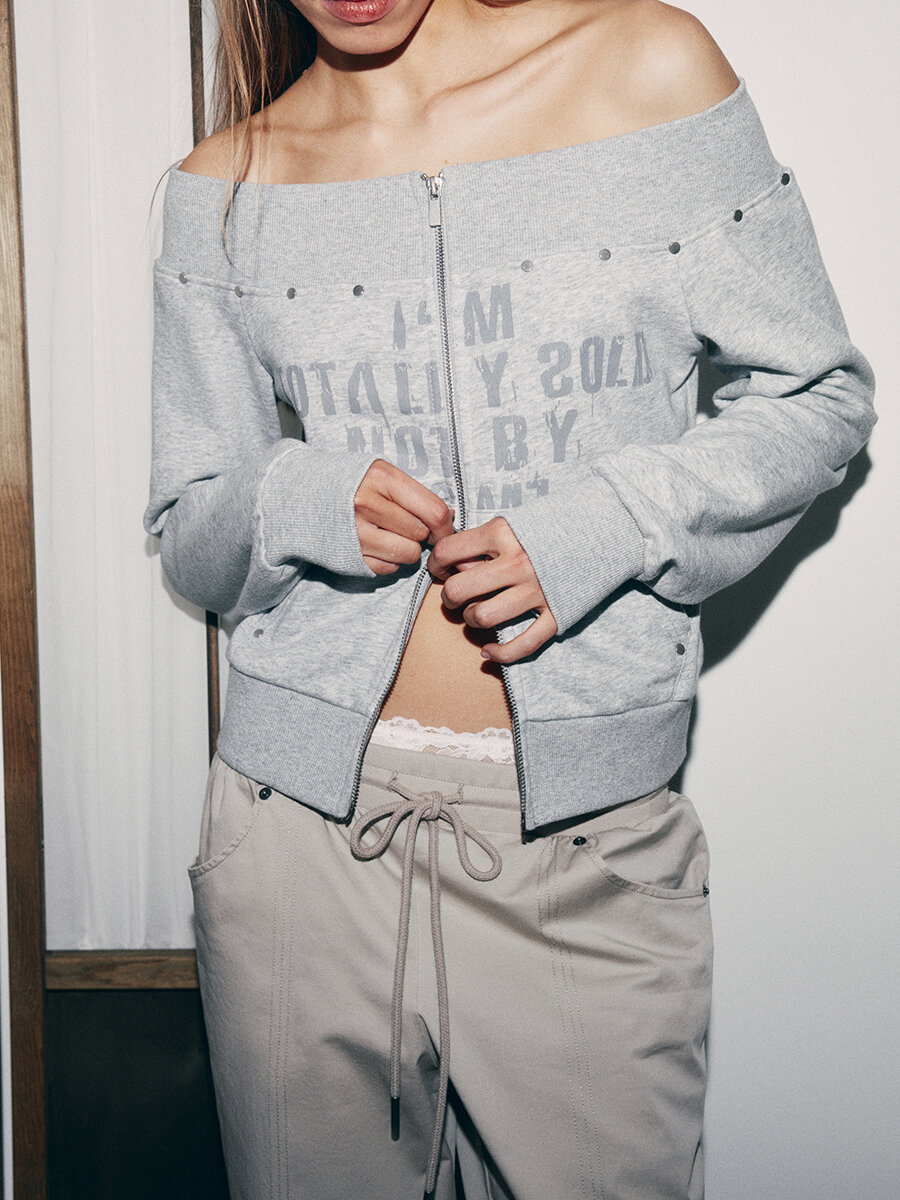 Толстовка на молнии из футера с открытыми плечами