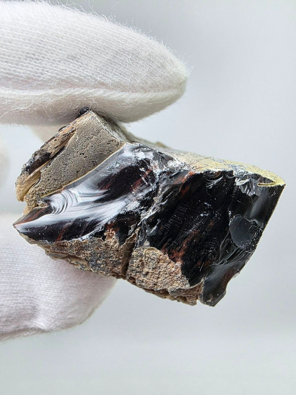 Обсидиан натуральный (необработанный) 44 мм, 46 г.