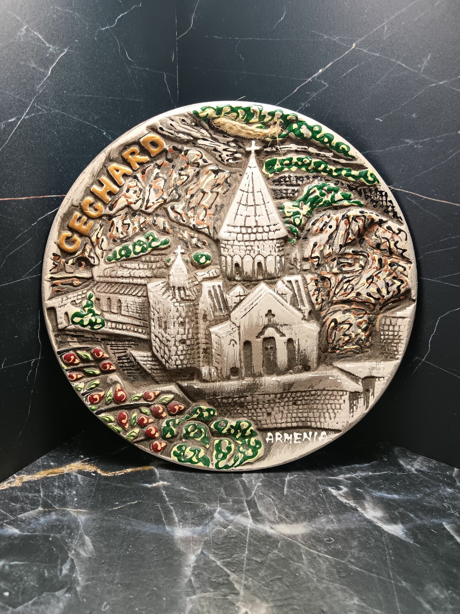 Декоративная настенная тарелка из Армении с изображением монастыря Гегард, объемный декор