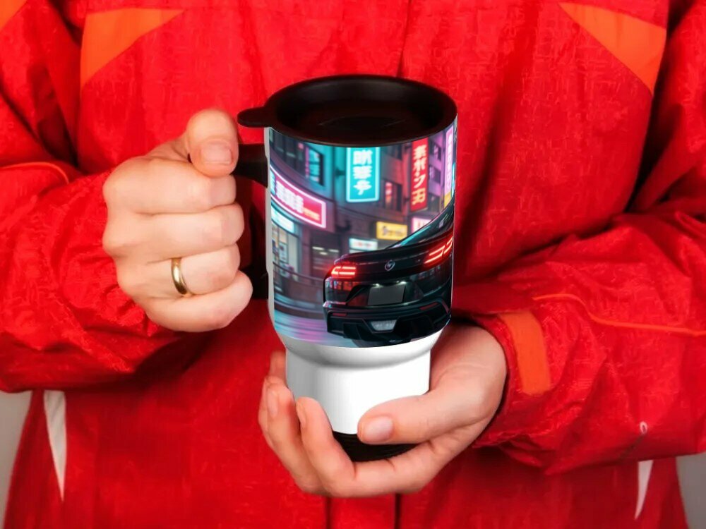 Тремокружка для авто с принтом "Спортивное авто в ночном городе. Черный купе-машина мчится по мокрой неоновой улице мегаполиса, вокруг яркие азиатские вывески, отражения на." 0.5 л.