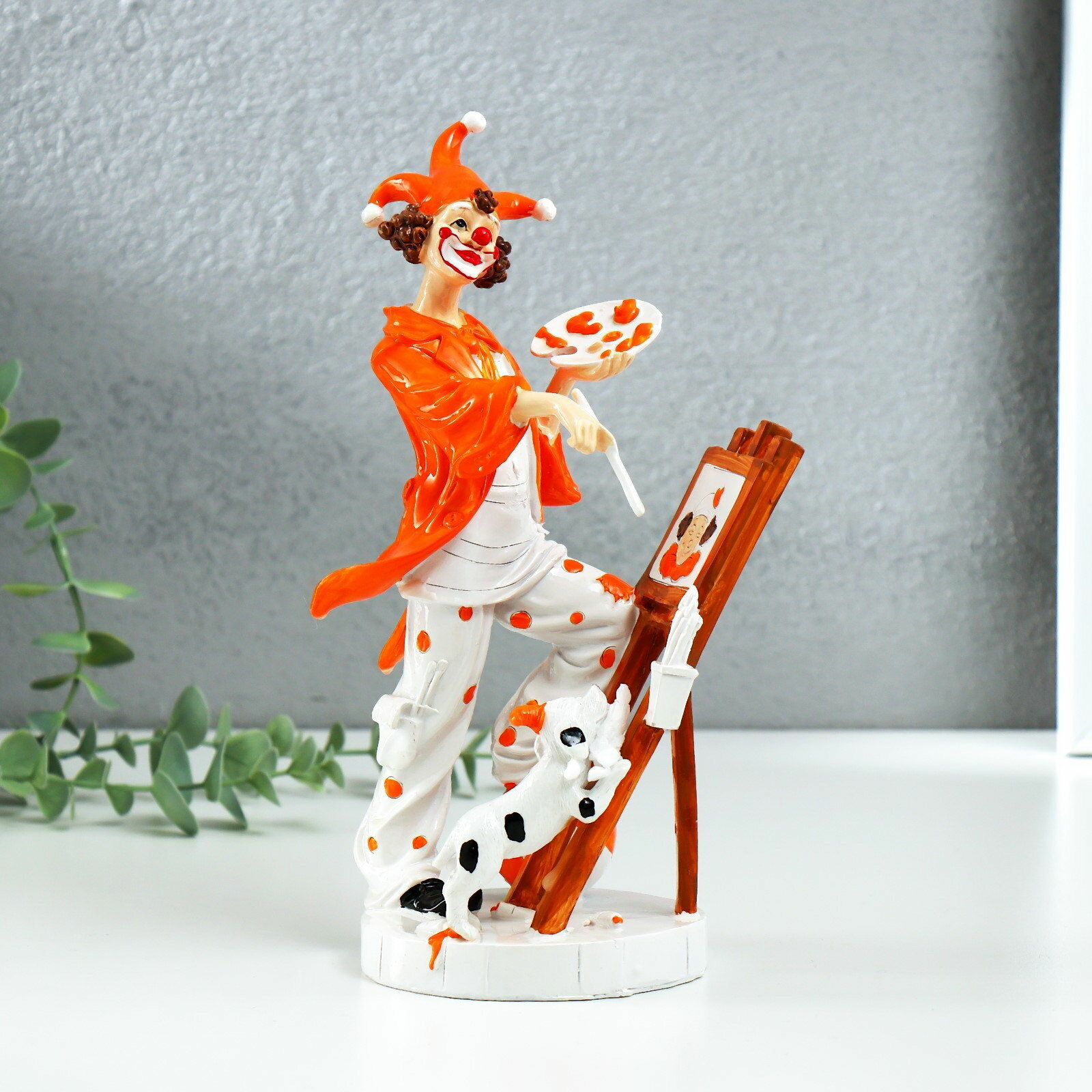 Фигурка полистоун "Клоун-художник у мольберта с пёсиком", бело-оранжевый, 12.5x9x22.5 см