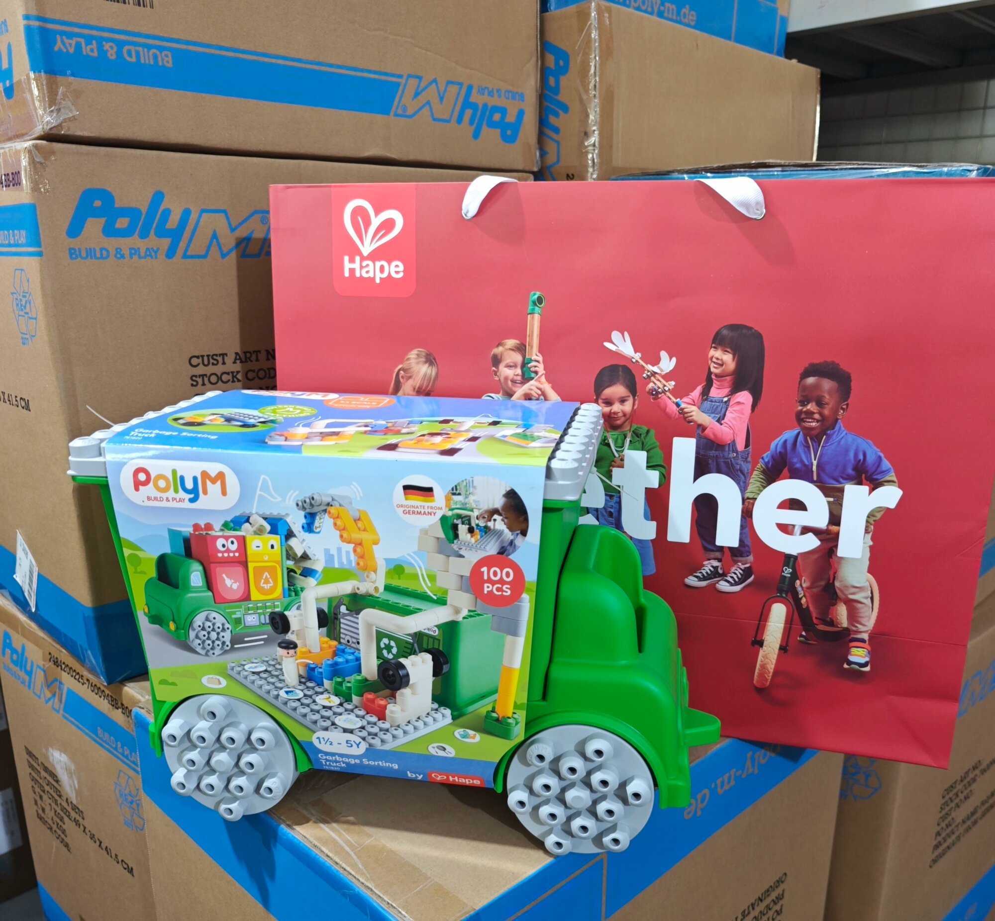 Набор строительных блоков Hape Recycling Vehicles с 100 деталями, включая большую сумку-носильку, образовательная