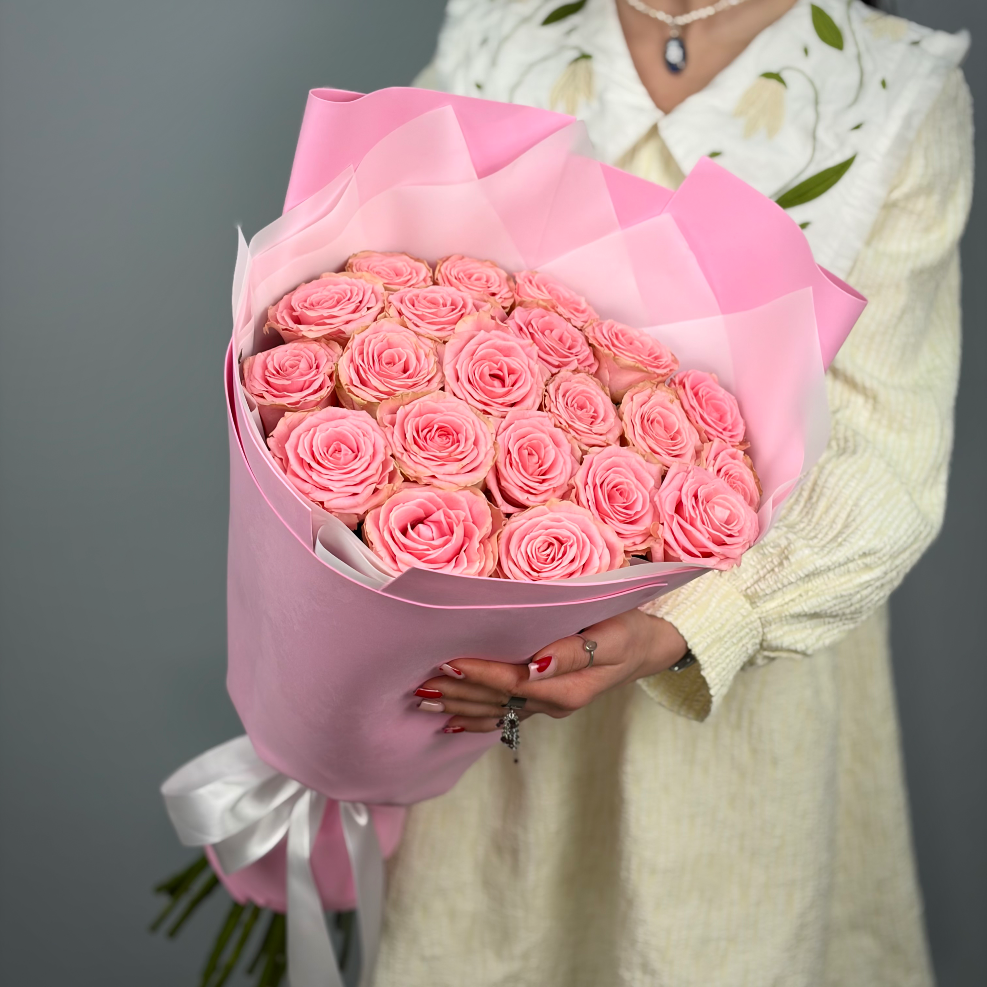 Букет из роз Конфетное настроение в стильной упаковке. «365 Поводов» - живые цветы с доставкой