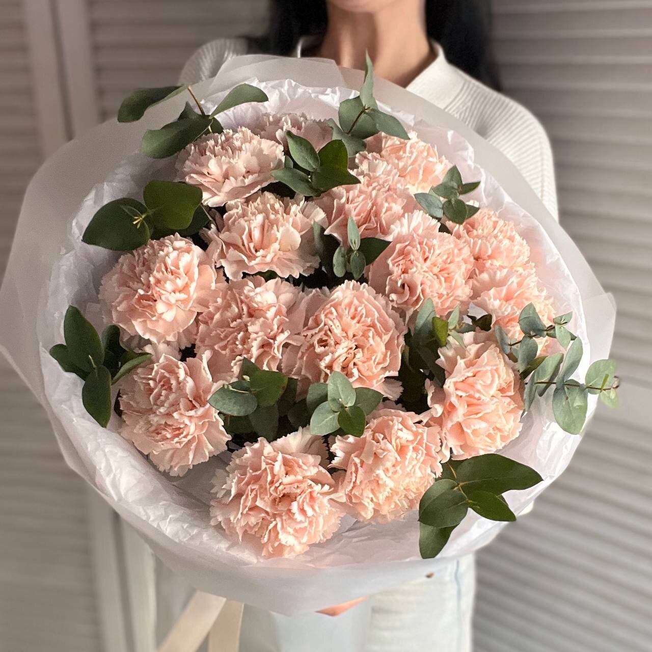 Букет Pionova Flowers, гвоздики, эвкалипт, на стеблях, в матовой аквабокс-упаковке