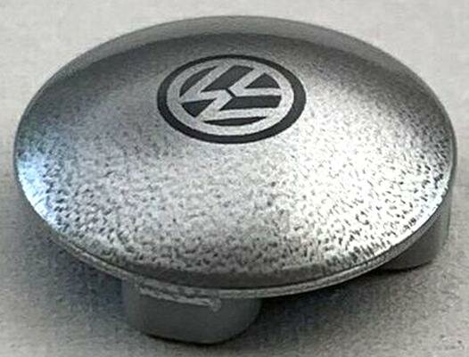 Деталь Lego 2654pb018 Plate, Round 2 x 2 with Rounded Bottom with Black VW Logo on Silver Background Pattern
