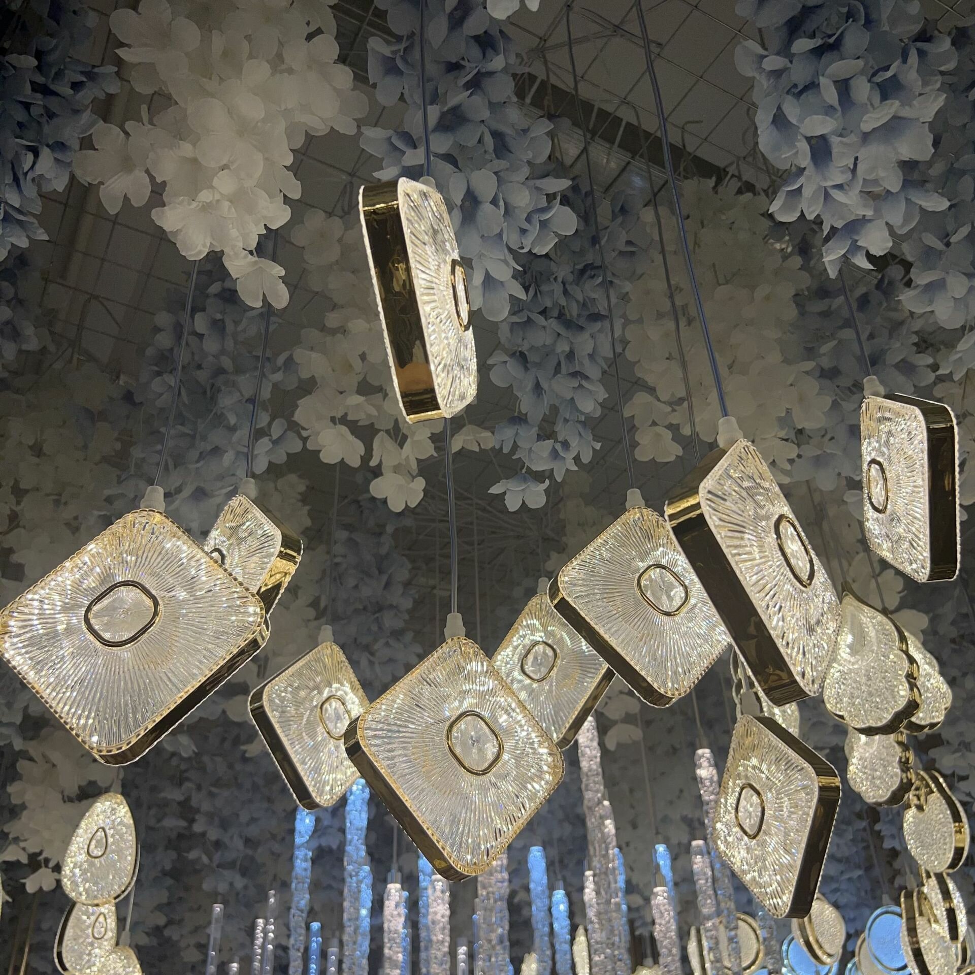 Свадебная и праздничная сцена, потолок отеля, 10-рожковая маленькая люстра, светящиеся декоративные подвесные элементы для свадебного банкета.