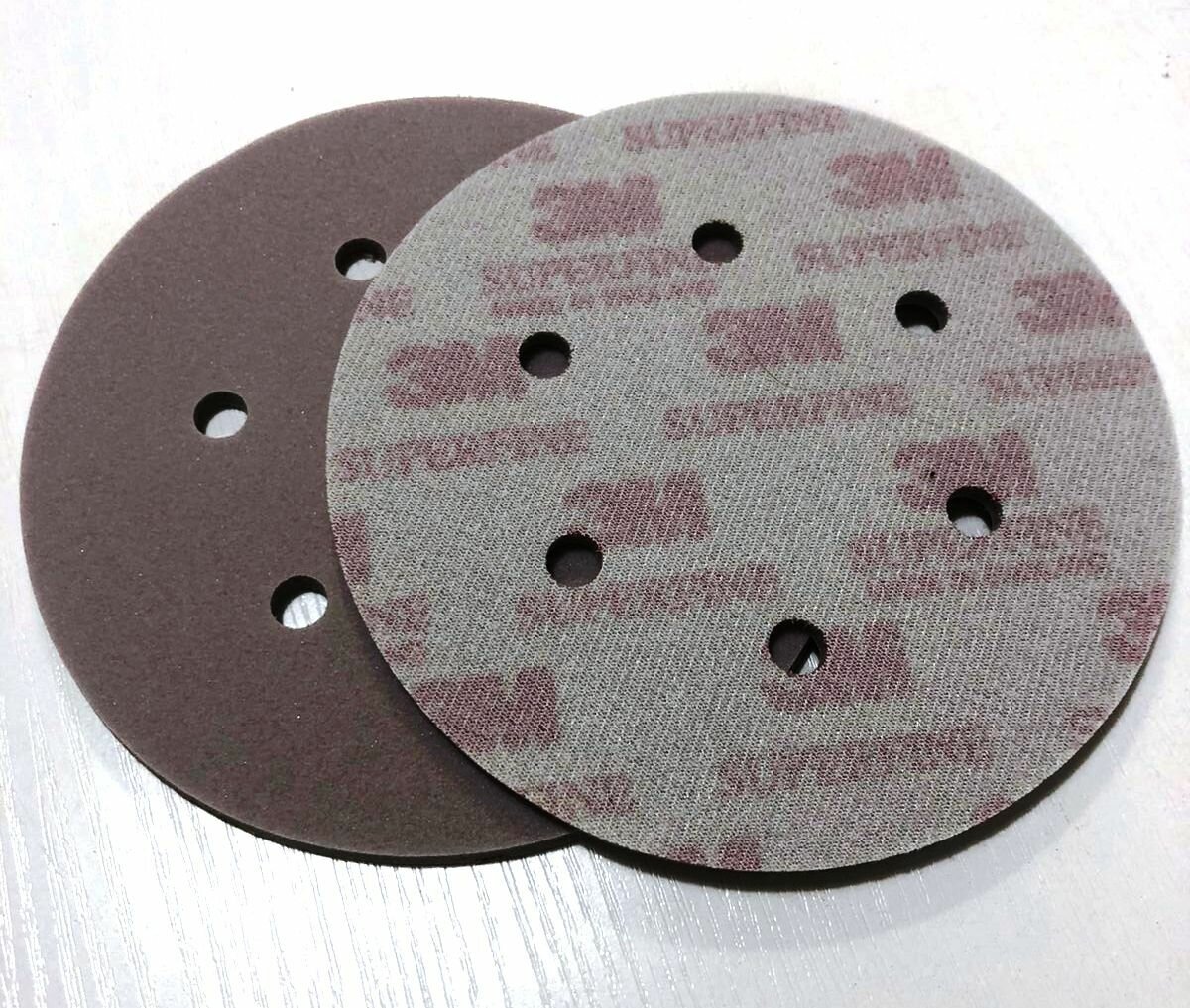 Абразивный круг 3M HOOKIT SoftDisc SuperFine Р400-500, LD600A, диаметр 150мм, 6 отверстий, 1 штука