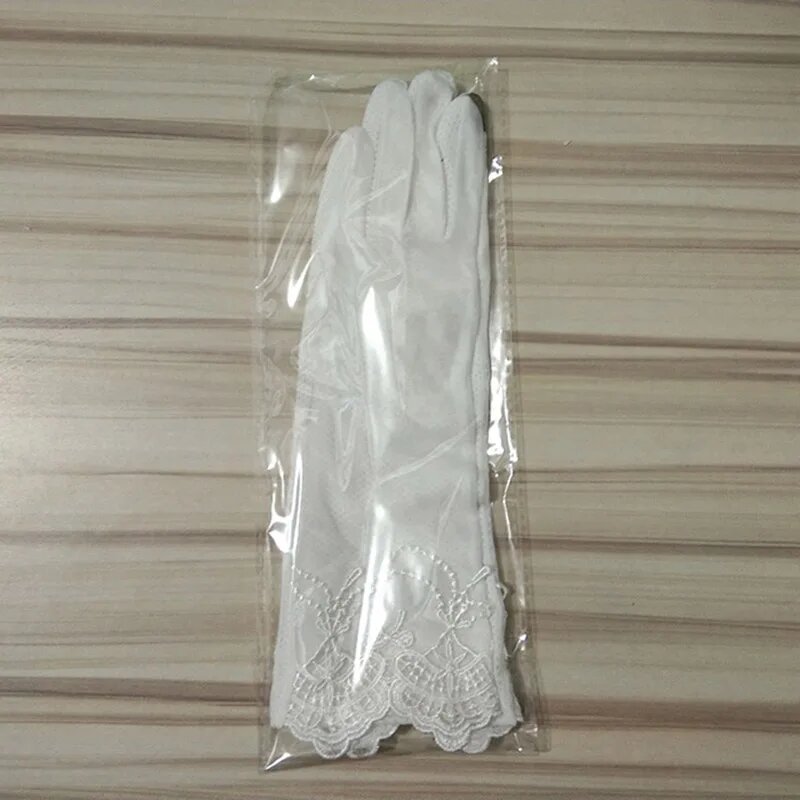 Белые кружевные перчатки с жемчугом