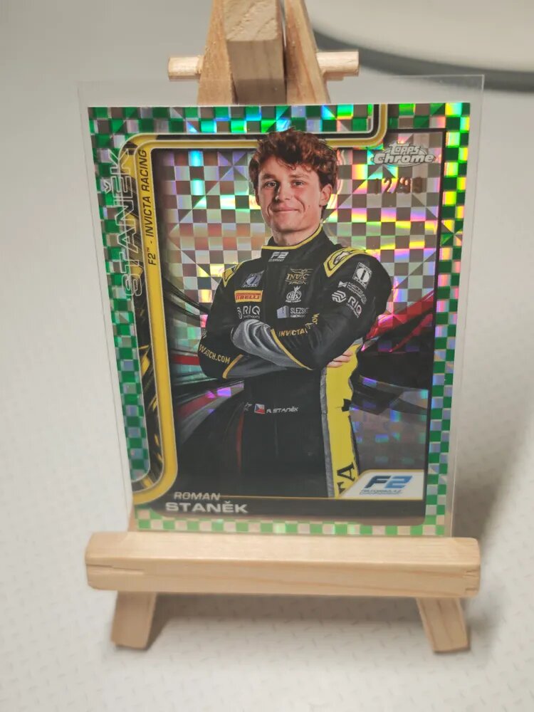 Коллекционная карточка Topps Chrome F1 с номером гоночного автомобиля