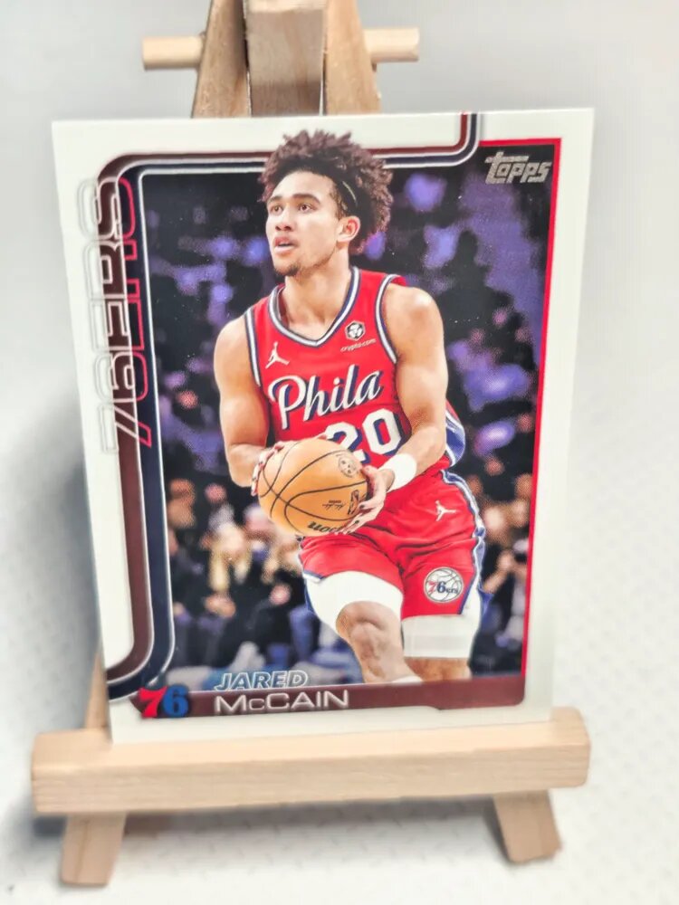Коллекционные стандартные баскетбольные карточки Topps NBA 2025 года