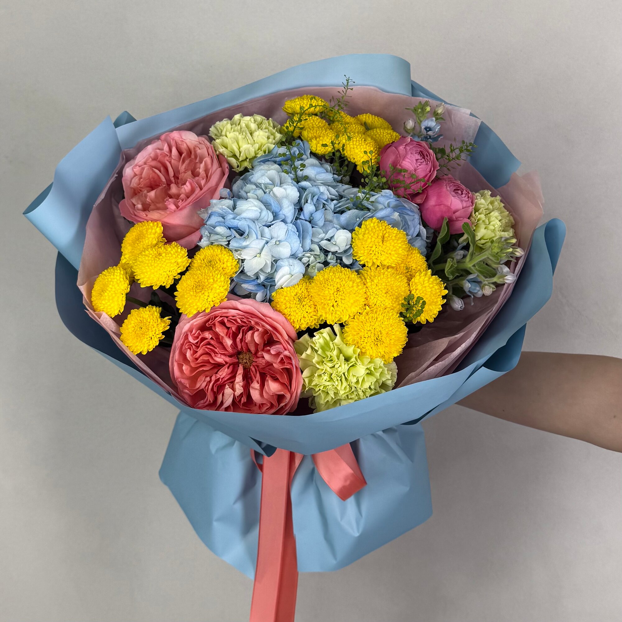 Яркий дофаминовый букет с пионовидной розой в подарочной упаковке в FlowerLand