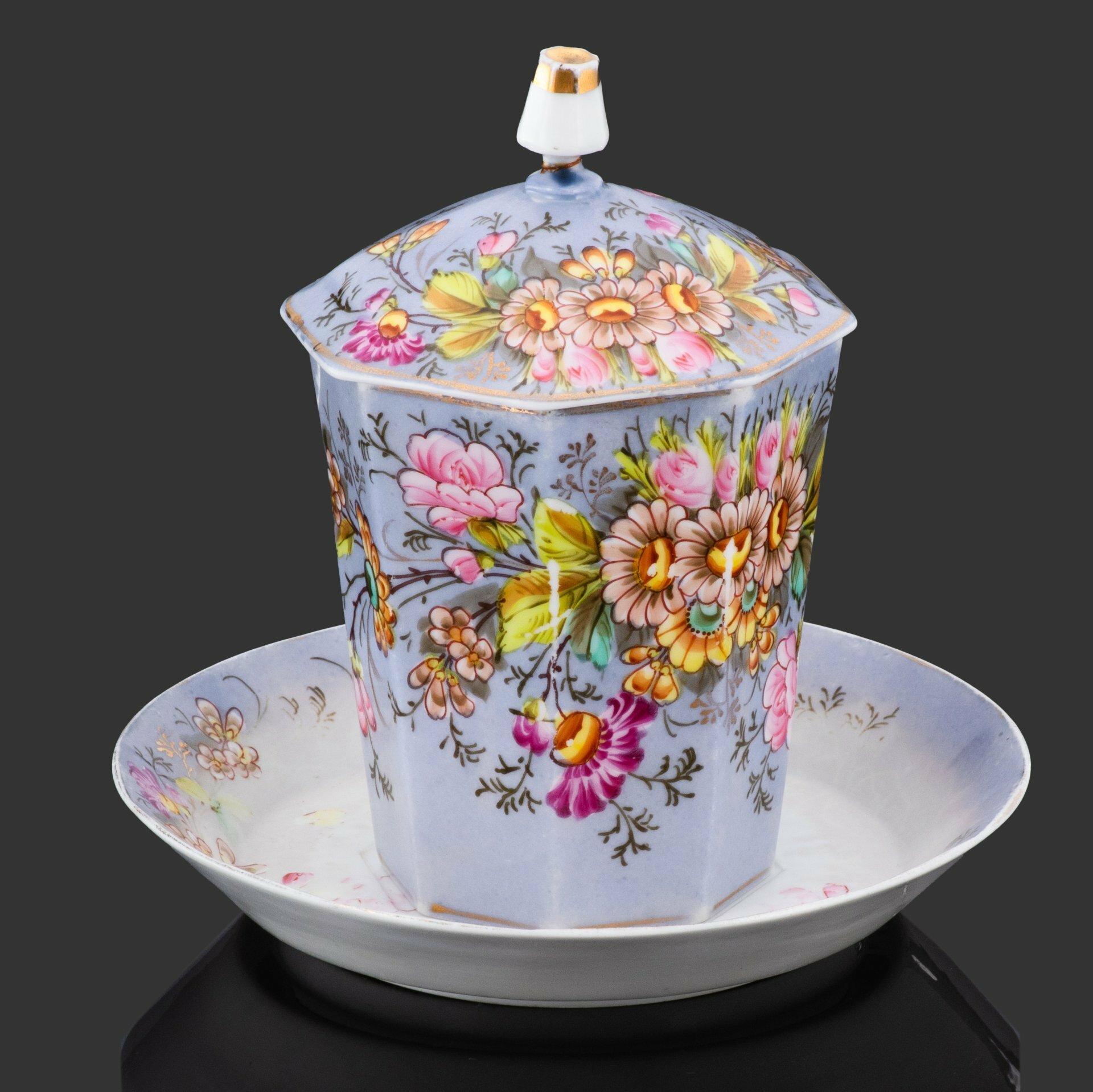 Чайная пара, украшенная цветочным декором, фарфор, крытье, роспись
