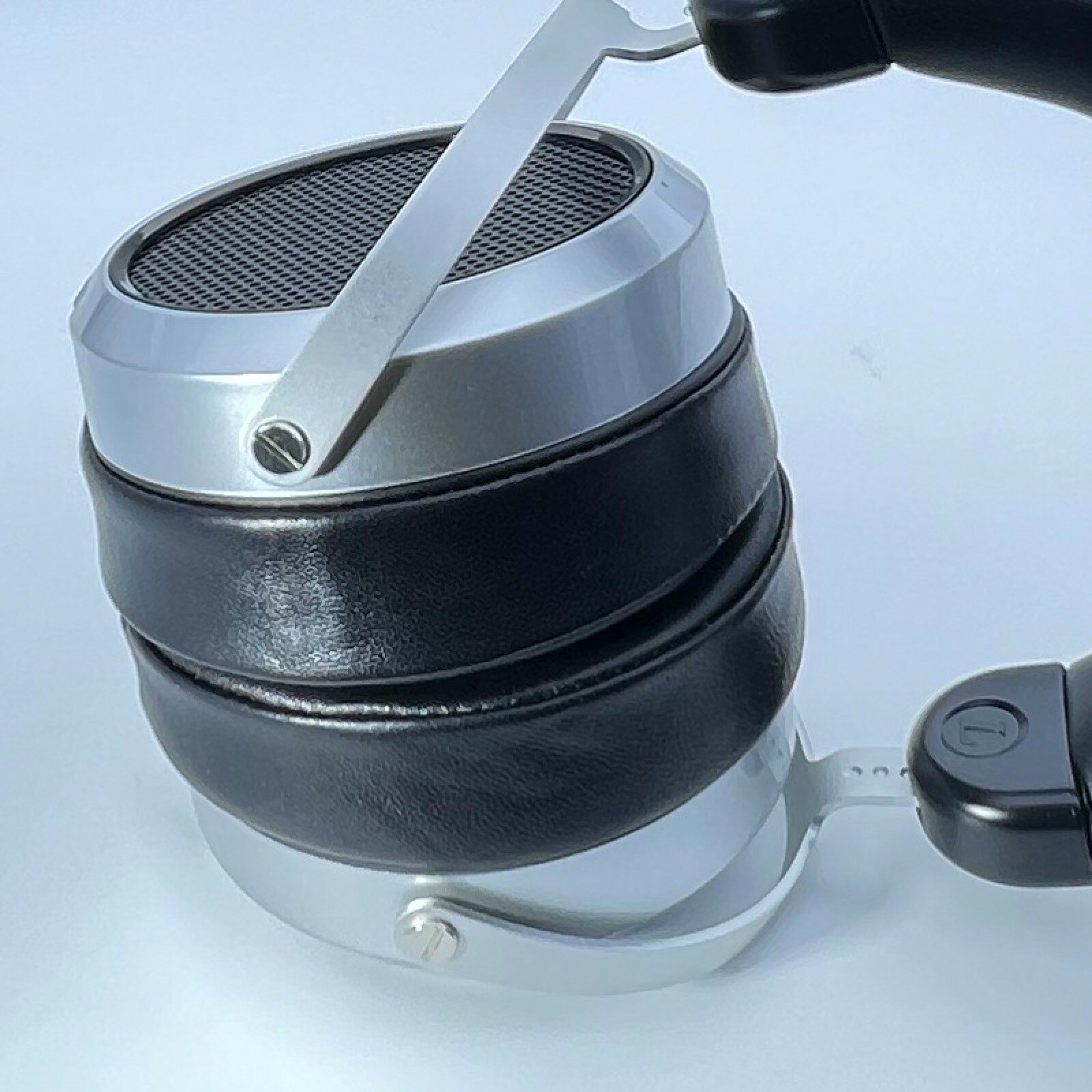 Амбушюры MyPads кожаные для наушников HIFIMAN HE400SE, 400i, 560HE6 черного цвета