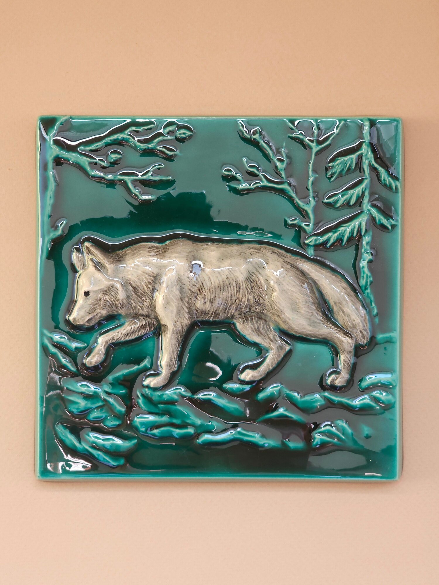 Серый волк. Панно, изразец, настенный декор, плакетка, украшение настенное интерьерное. Ярославская майолика. Керамика ручной работы. Сделано в России.
