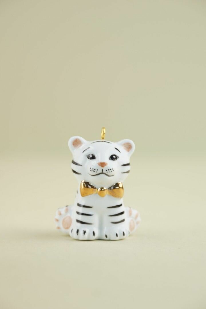 Ёлочная игрушка "Тигренок мини с бантиком". Ярославская майолика. Керамика ручной работы. Сделано в России.