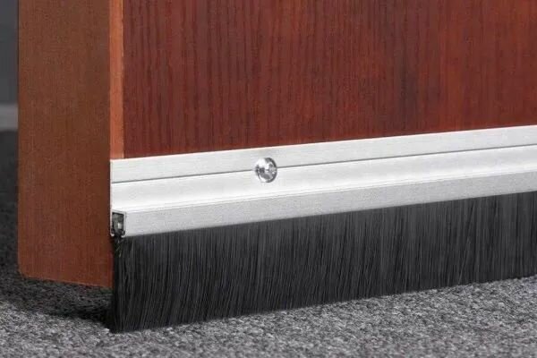 Линейный уплотнитель - щетка неокрашенный 1000 мм, ворс 45 мм, С винтами