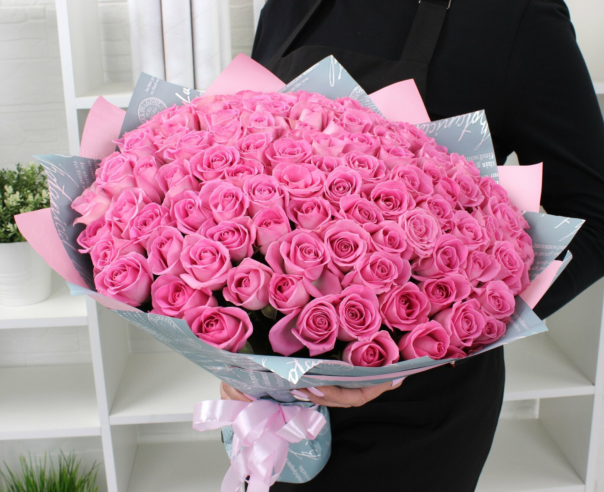 Монобукет THE FLOREAL розовая роза 101 штука, высота 40 см, с бантом