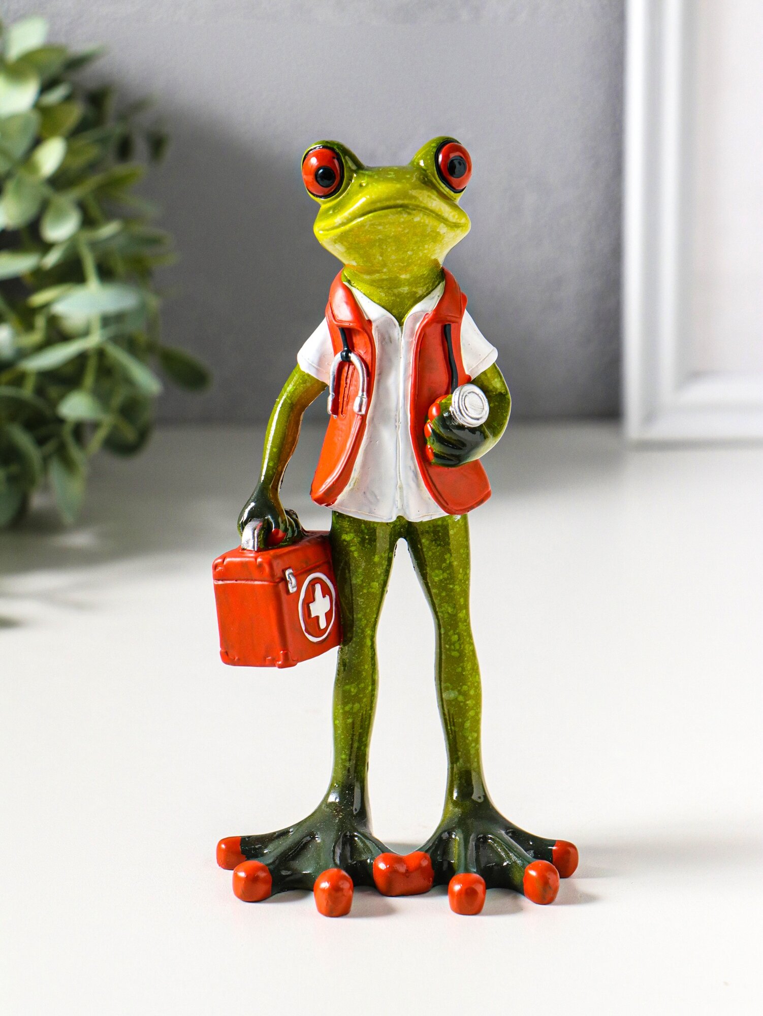 Декоративная фигурка «Лягушка Врач с красным кейсом», 8х6х16 см.