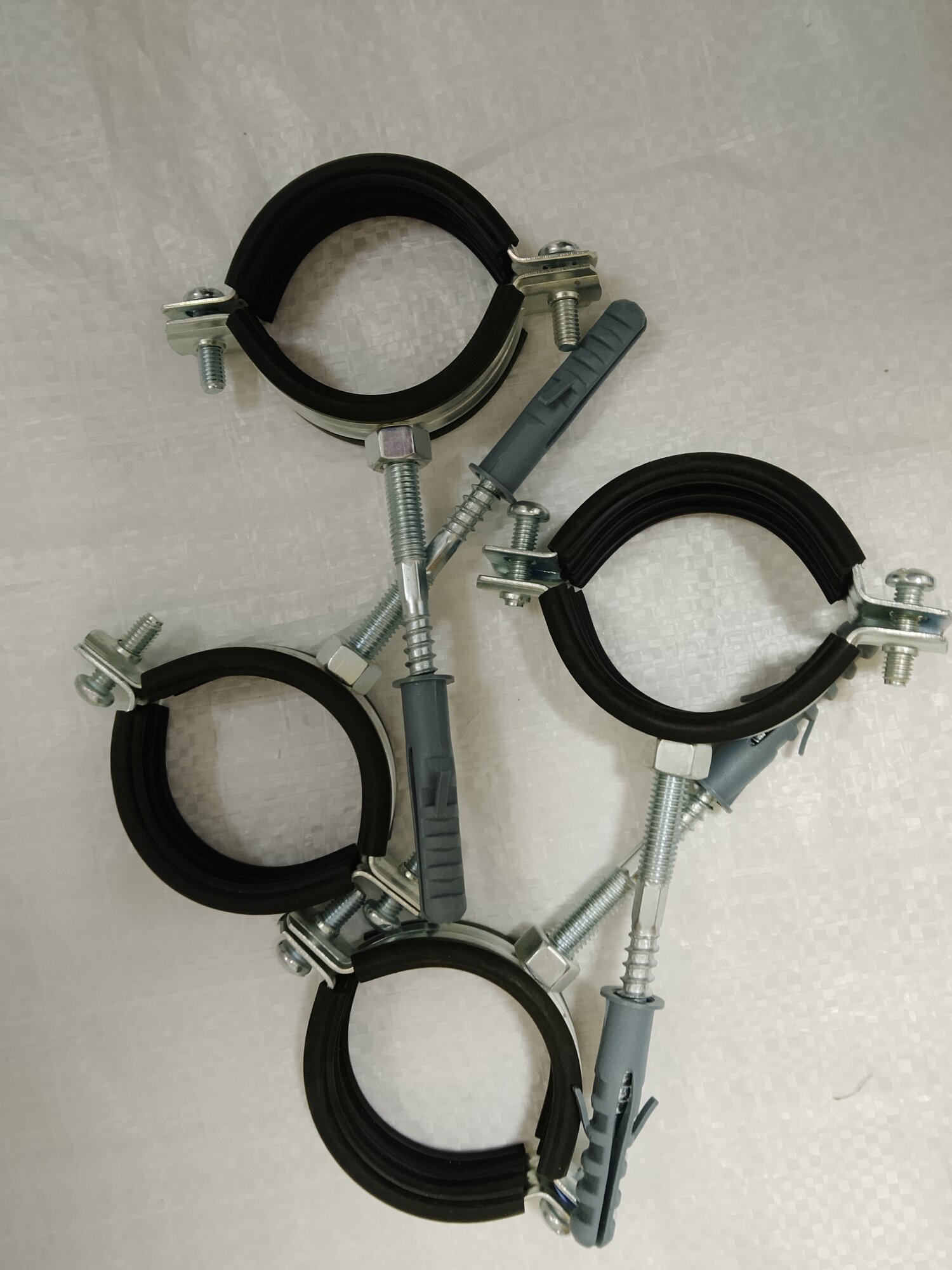 Хомут сантехнический IMPERIAL М 8 (48-53 ) "1"1/2 с резиновым уплотнителем, шпилькой и дюбелем. в комплекте 4 штуки.