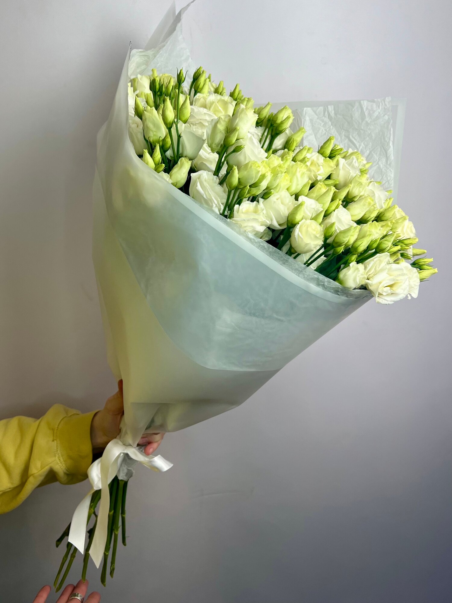 Свежий и весенний монобукет из 25 нежных эквадорских эустом