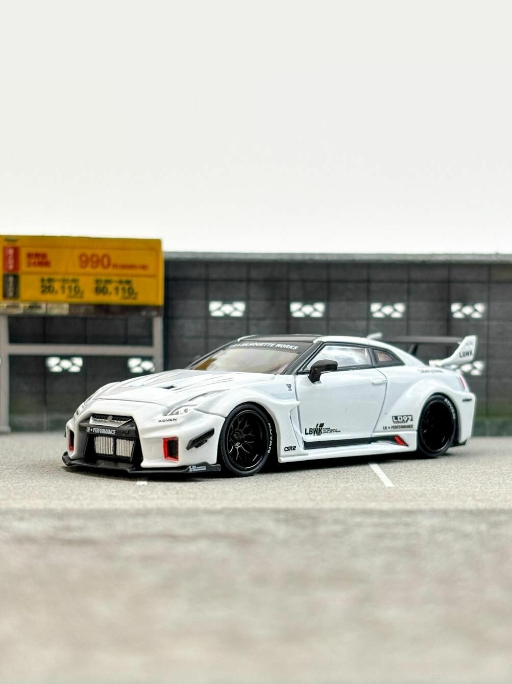 Машинка CM MODEL 1/64 CM Nissan GTR R35 35GT-RR lb wide-body white Die-cast Alloy Car Model Collection Gift