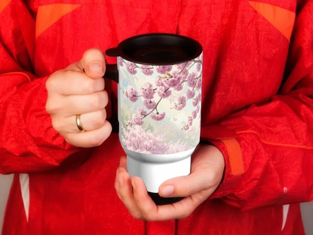 Тремокружка для авто с принтом "Весенний сад сакуры. Нежная аллея с цветущими деревьями, лепестки розового и белого оттенков, извилистая дорожка, мягкий свет и пастельная." 0.5 л.