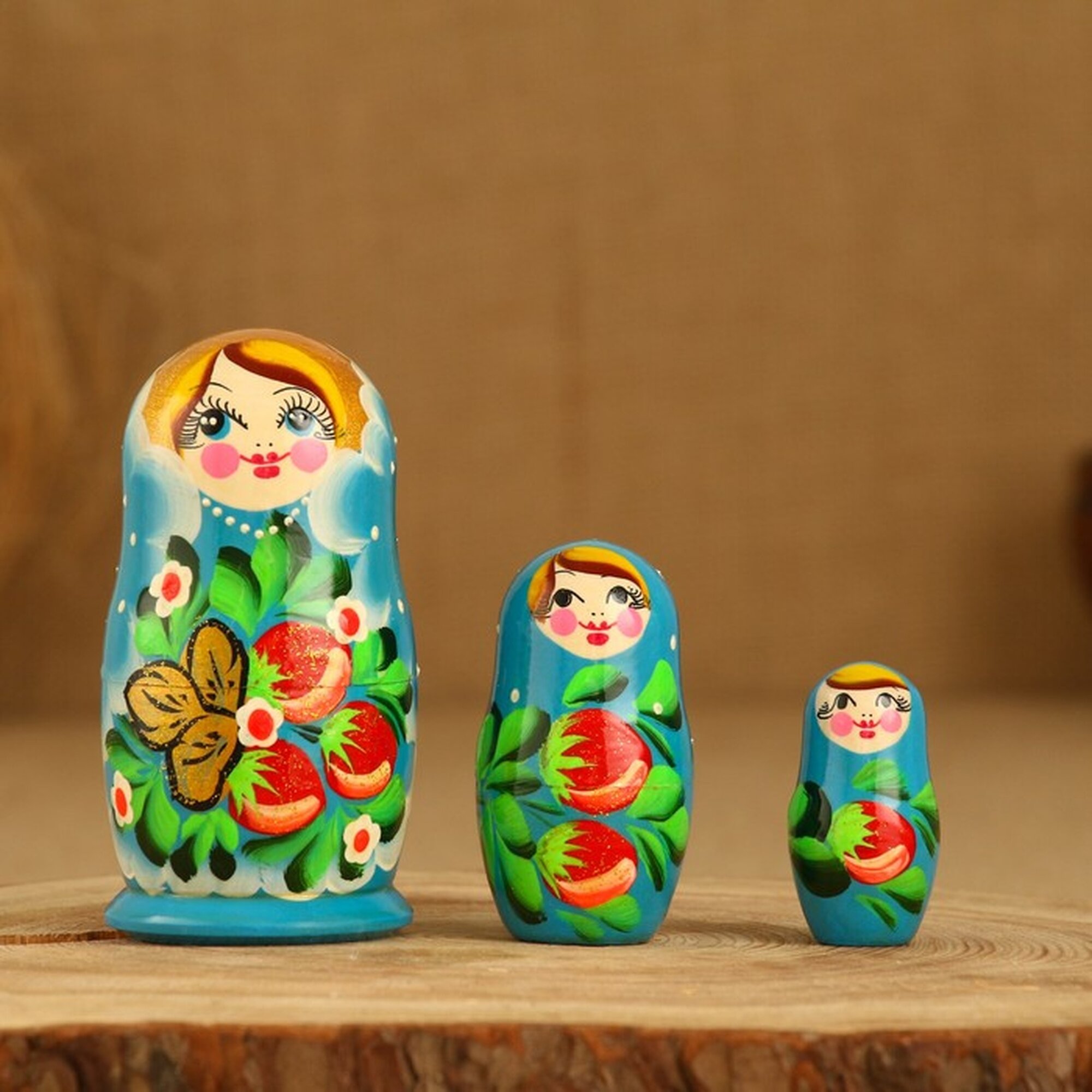 Матрёшка «Земляничка», голубое платье, 3 кукольная, р. 10-12 см