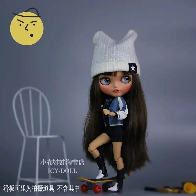 Коллекционная кукла, матовое лицо, сменный макияж, 19 шарниров (включает одежду и обувь).