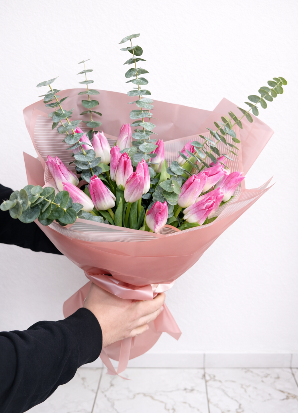 Букет «Sun is Shine», тюльпаны, из 21 цветка, с зеленью, стильная упаковка