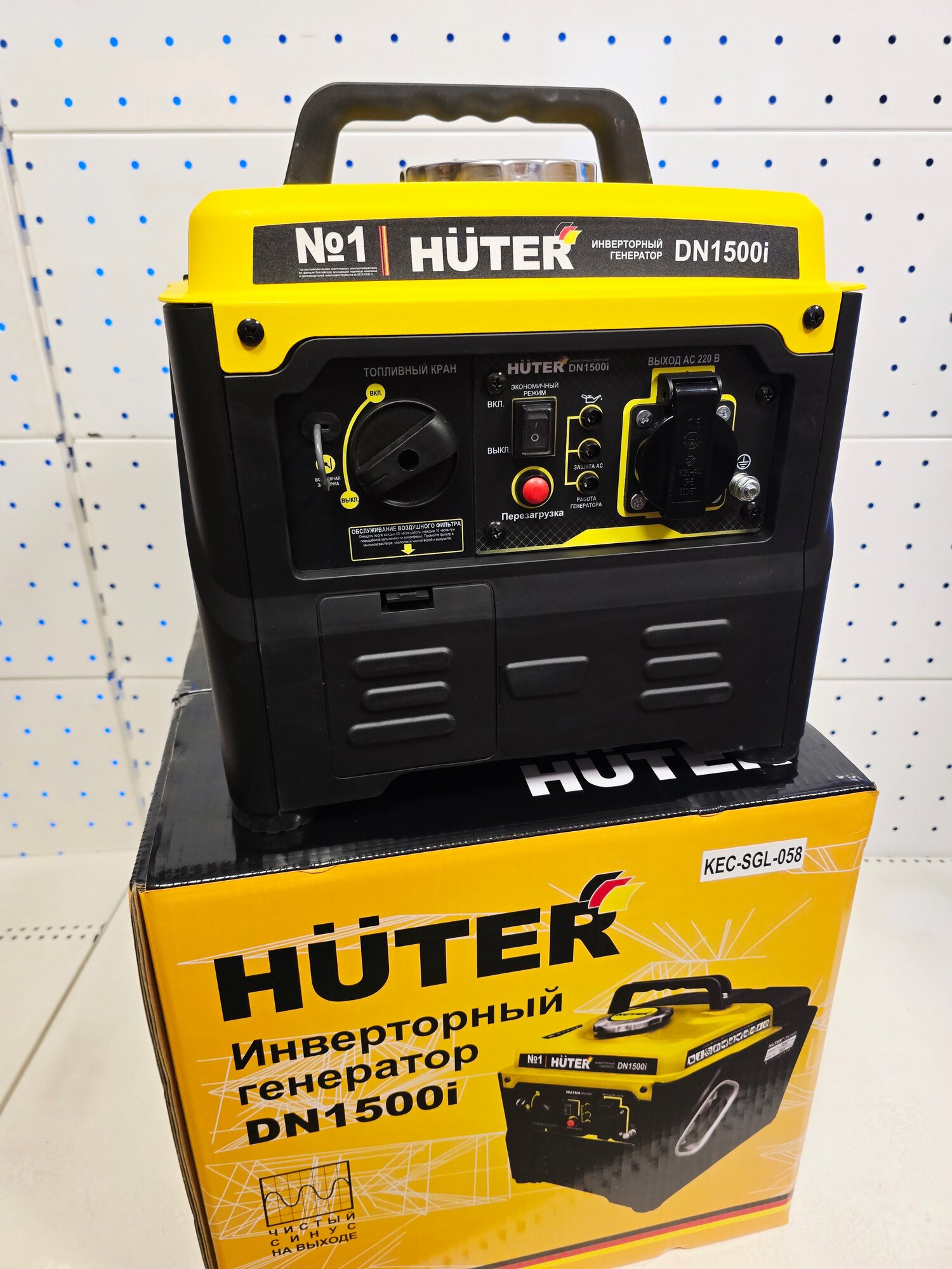 Генератор бензиновый инверторный бесшумный HUTER DN1500I, 1200Вт, ручной стартер, 1х220В выход