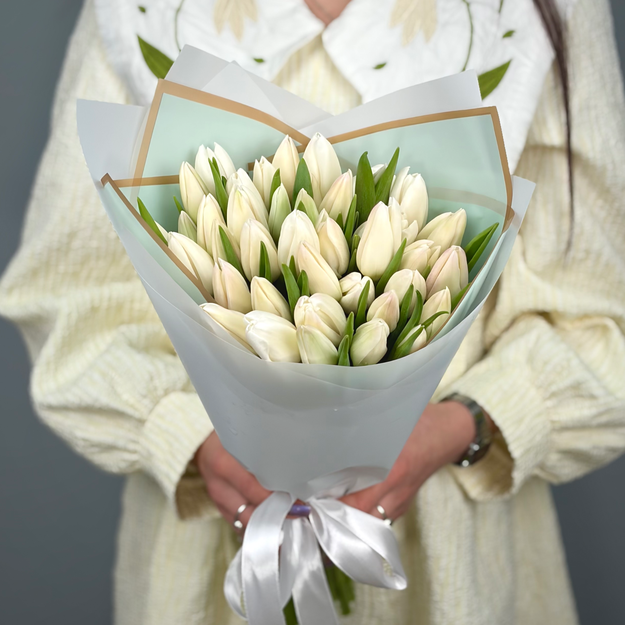 Букет из 41 белых тюльпанов в стильной упаковке. «365 Поводов» - живые цветы с доставкой